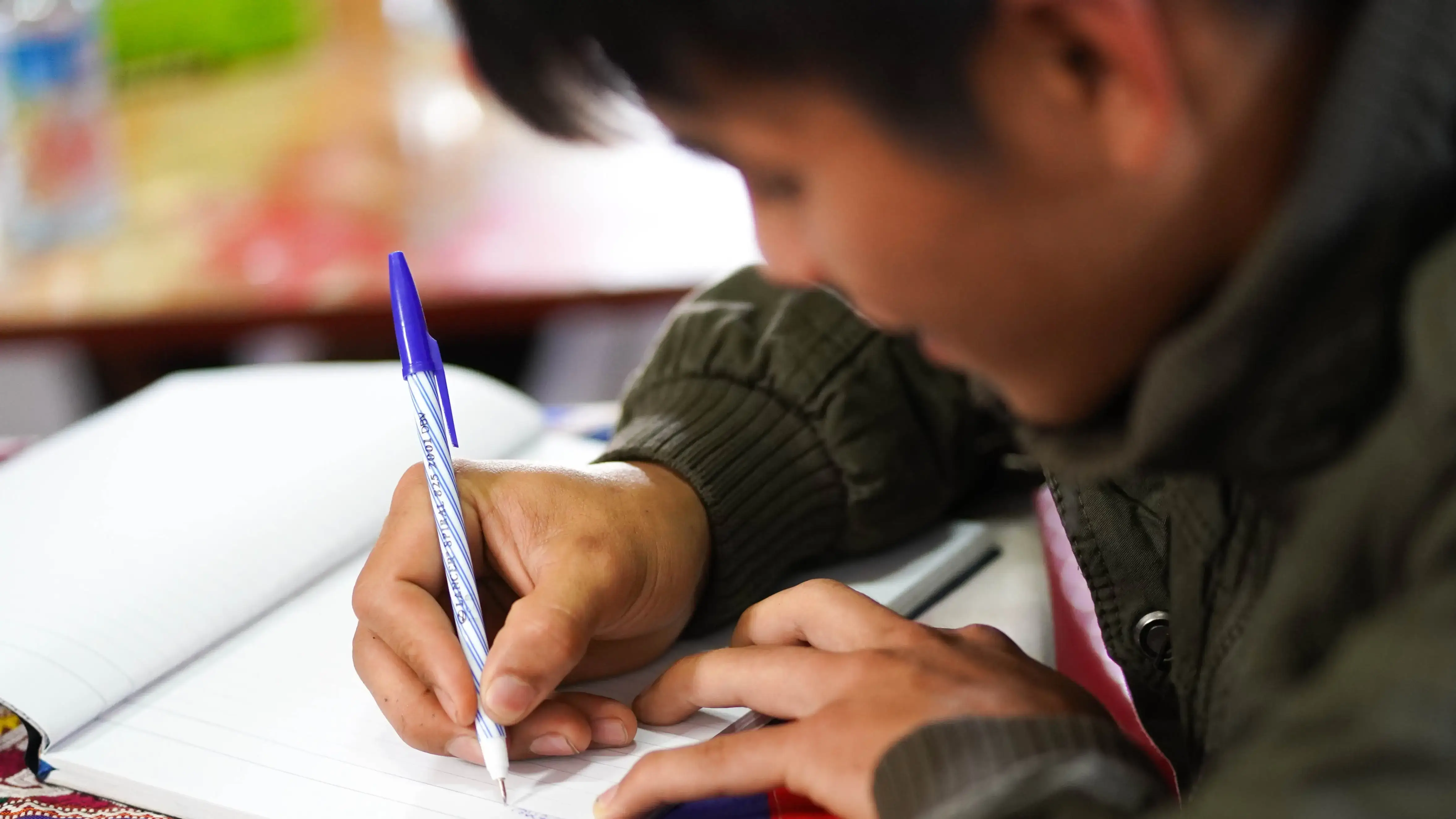 Joven aprende a leer con la Biblia en Laos – Puertas Abiertas